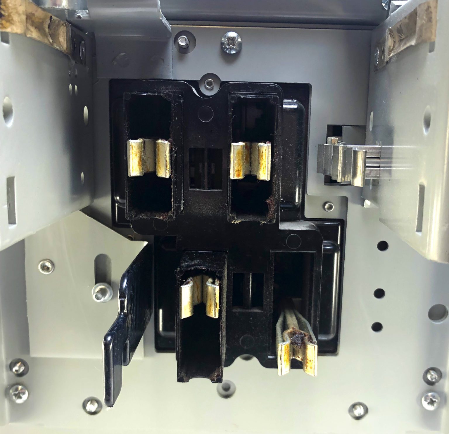 General Electric SB462RG 3P4W 60 Amp 600 Vac Busway Plug