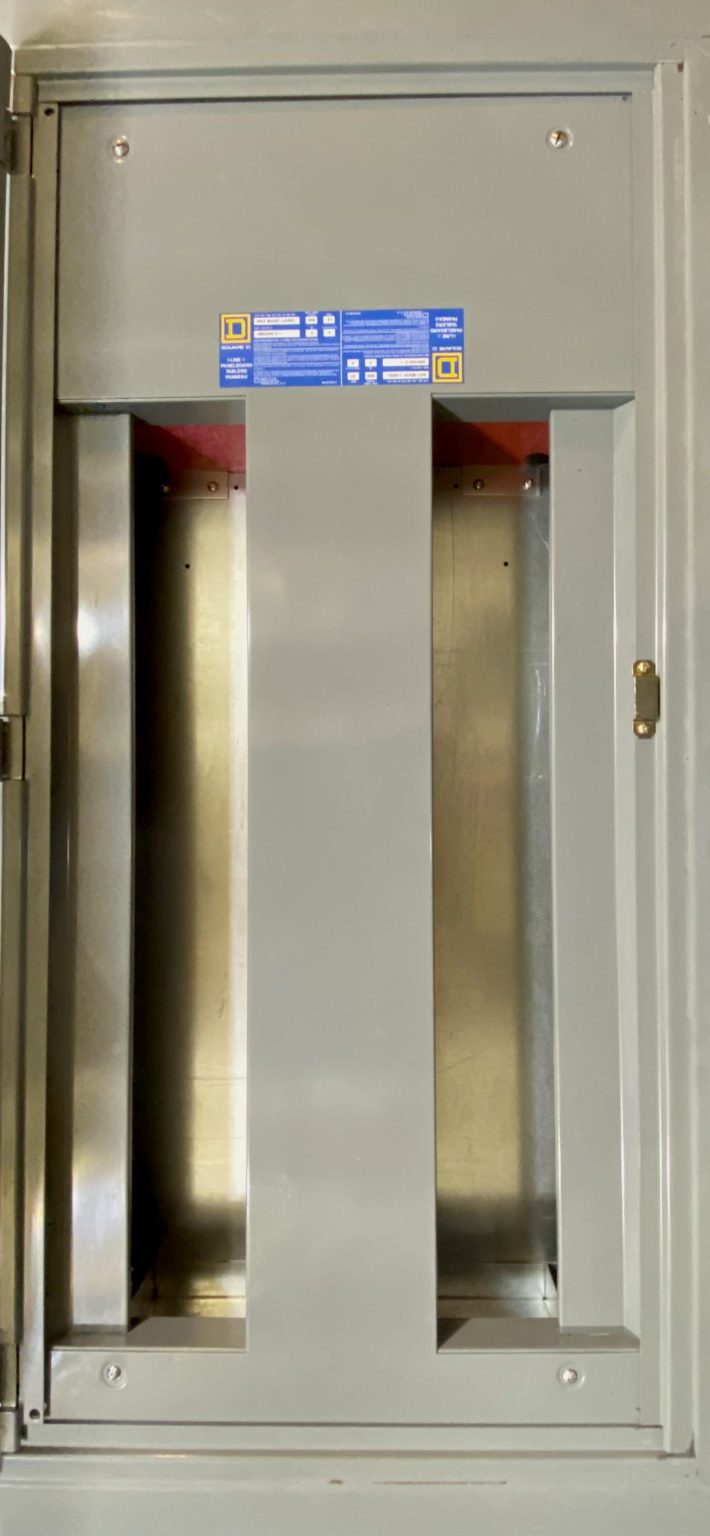 Square D 3P4W 600Amp 480Vac 42 Circuits MLO I-Line Breaker Panel