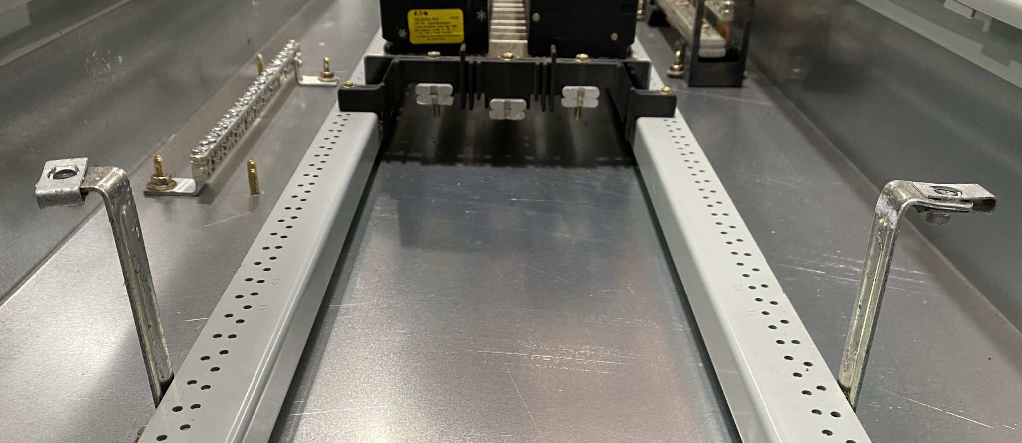 Eaton PRL1A 3P4W 400 Amp 208Y/120 Vac 30 Cir Main Breaker Panel