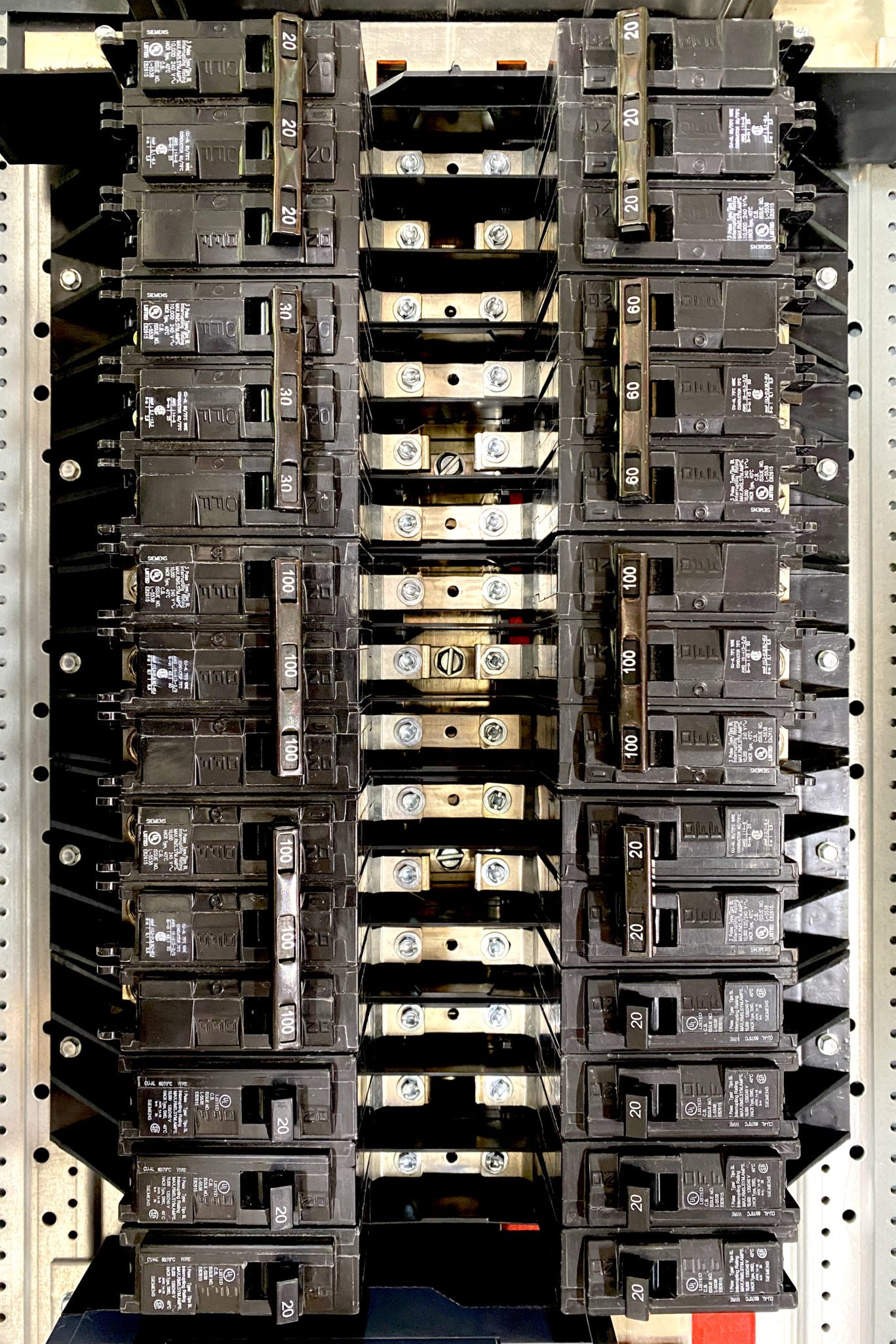 Siemens Type P2 3P4W 600 Amp 208Y/120 Vac 36 Cir MLO Panel