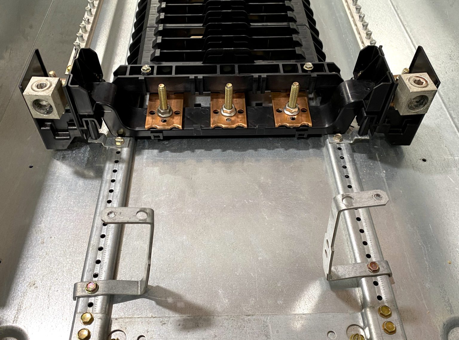 General Electric 3P4W 225Amp 208Y/120Vac 42Cir Main Breaker Panel