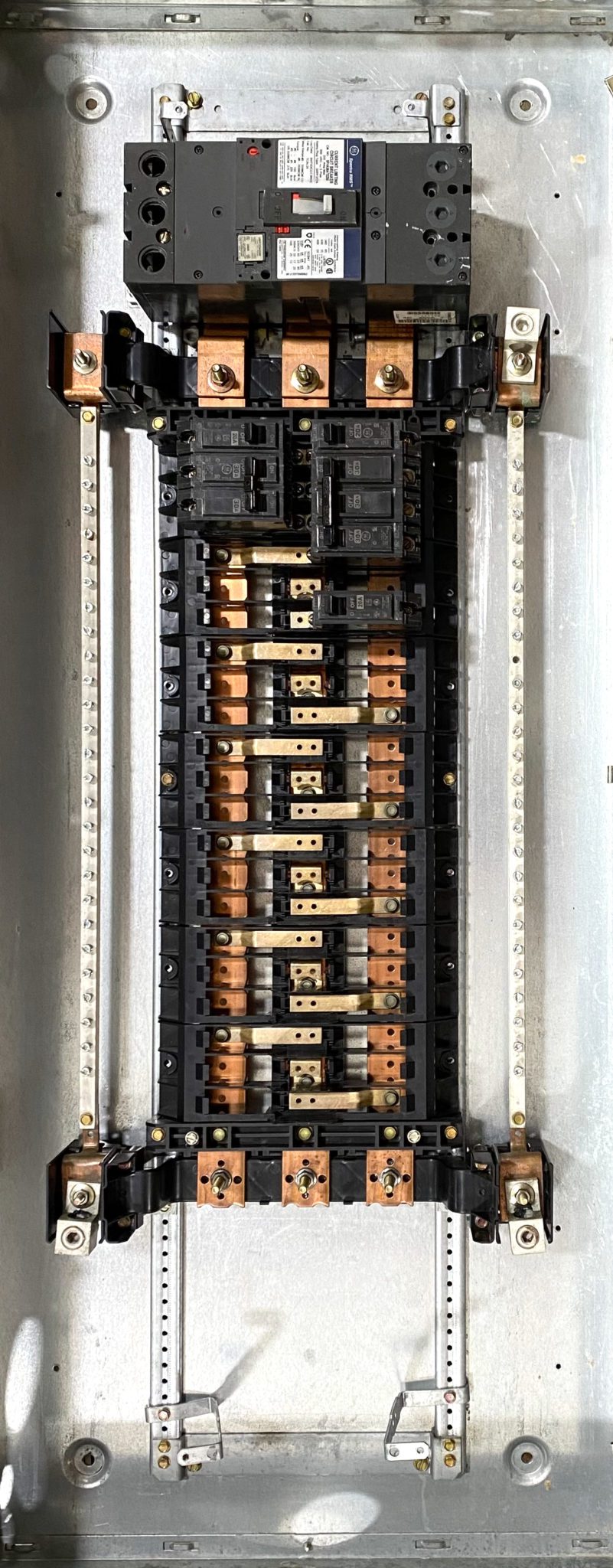 General Electric 3P4W 225Amp 208Y/120Vac 42Cir Main Breaker Panel