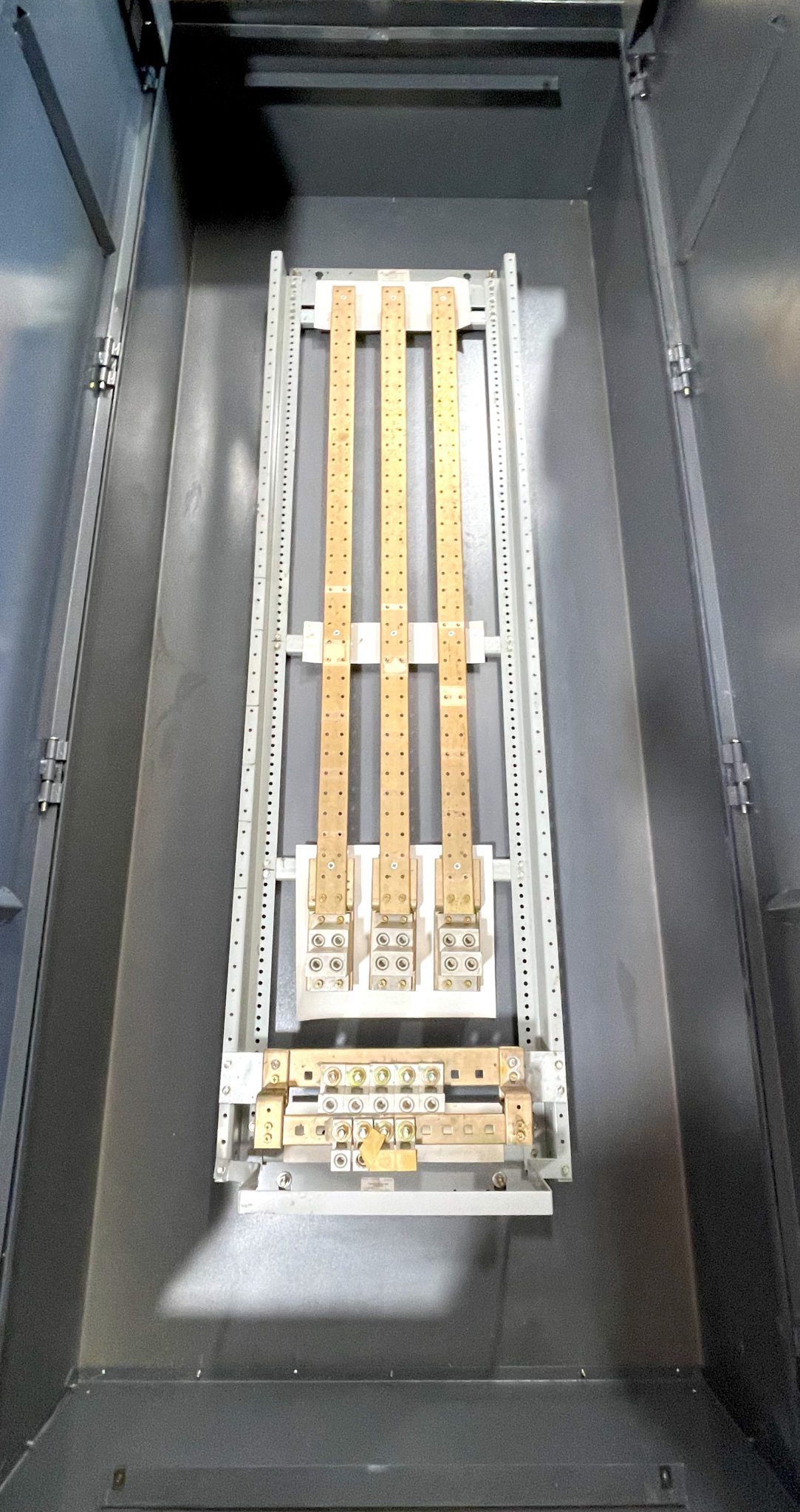 Eaton 3P4W 1200 Amp 208Y/120 Vac Main Lug Only Panelboard