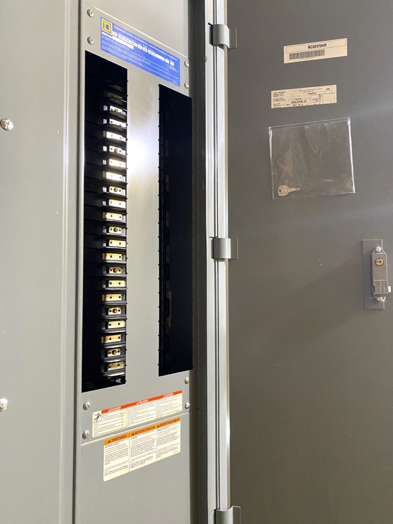 Square D NF 3P4W 600A 600V 42-Circuit Indoor MLO Panel | Electrical ...