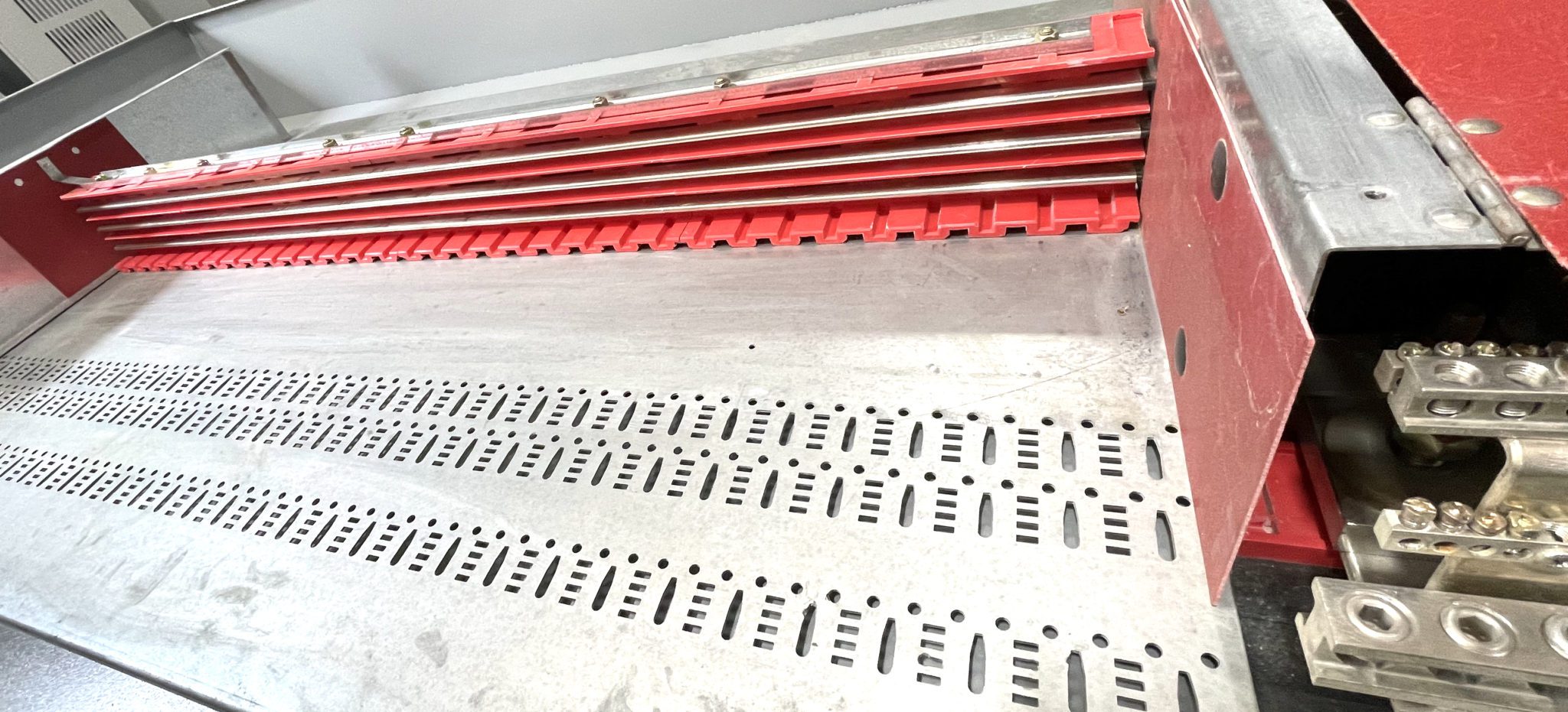 Square D 3P4W 600Amp 480Vac 66Circuits Main Lug Only I-Line Panel