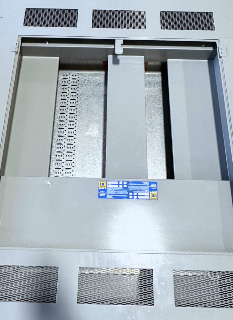 Square D 3P4W 600 Amp 480/277 Vac MLO I-Line Panel (30 Circuit)