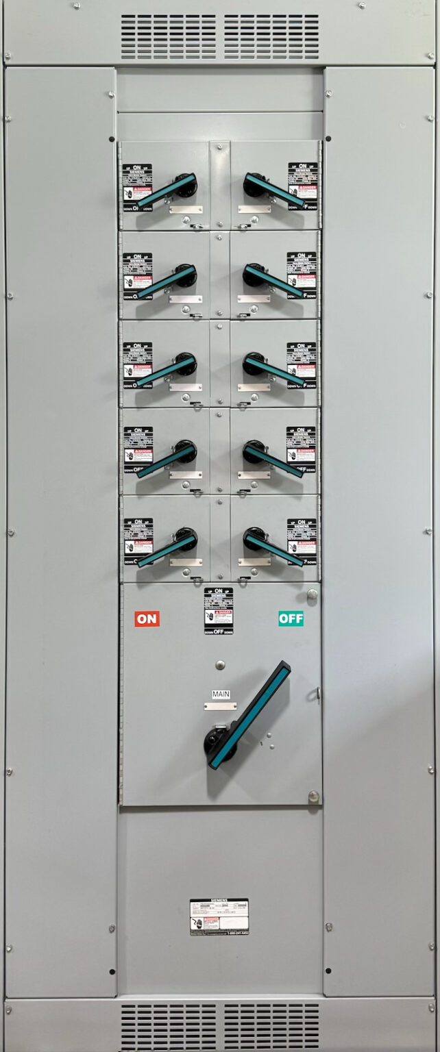 Siemens P5 3P4W 600 Amp 480Y/277V Panelboard w/Main (FACTORY NEW)